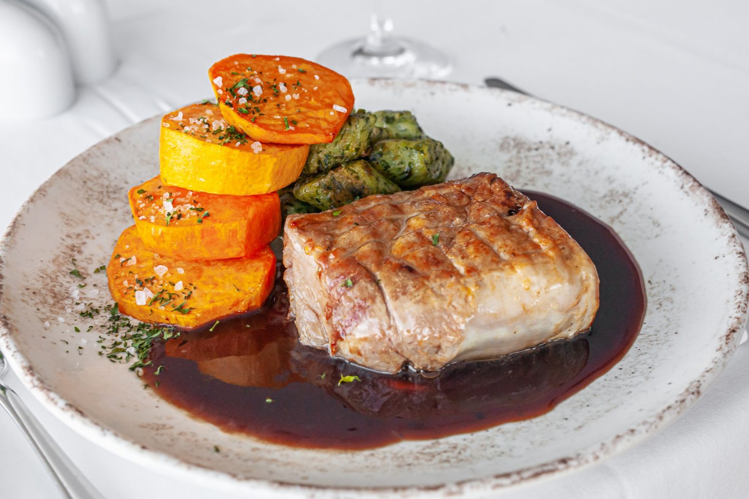 Tjedan crne slavonske svinje u Osijeku: najbolje od Slavonije na ...